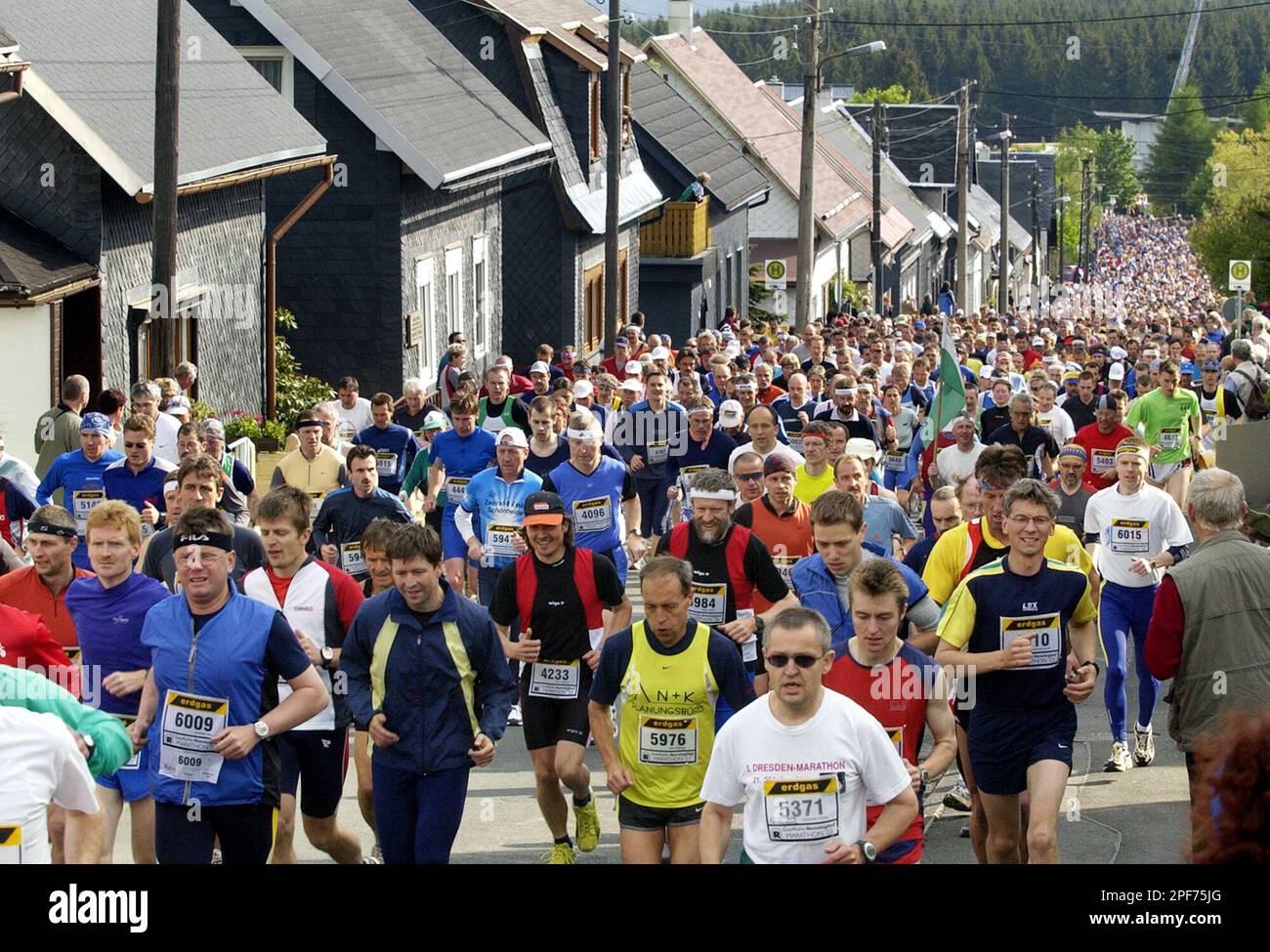 Ueber 10.000 Marathonlaeufer aus ganz Europa laufen durch eine schmale ...