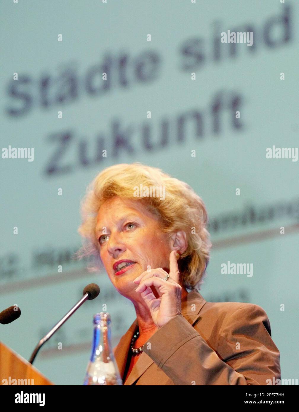 Die amtierende Praesidentin des Deutschen Staedtetages, Frankfurts ...