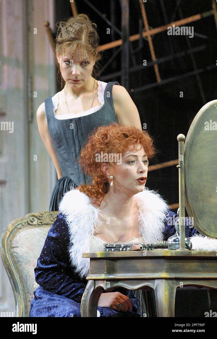 Chris Pichler in der Rolle der Susanne, stehend, und Gabriela Benesch ...