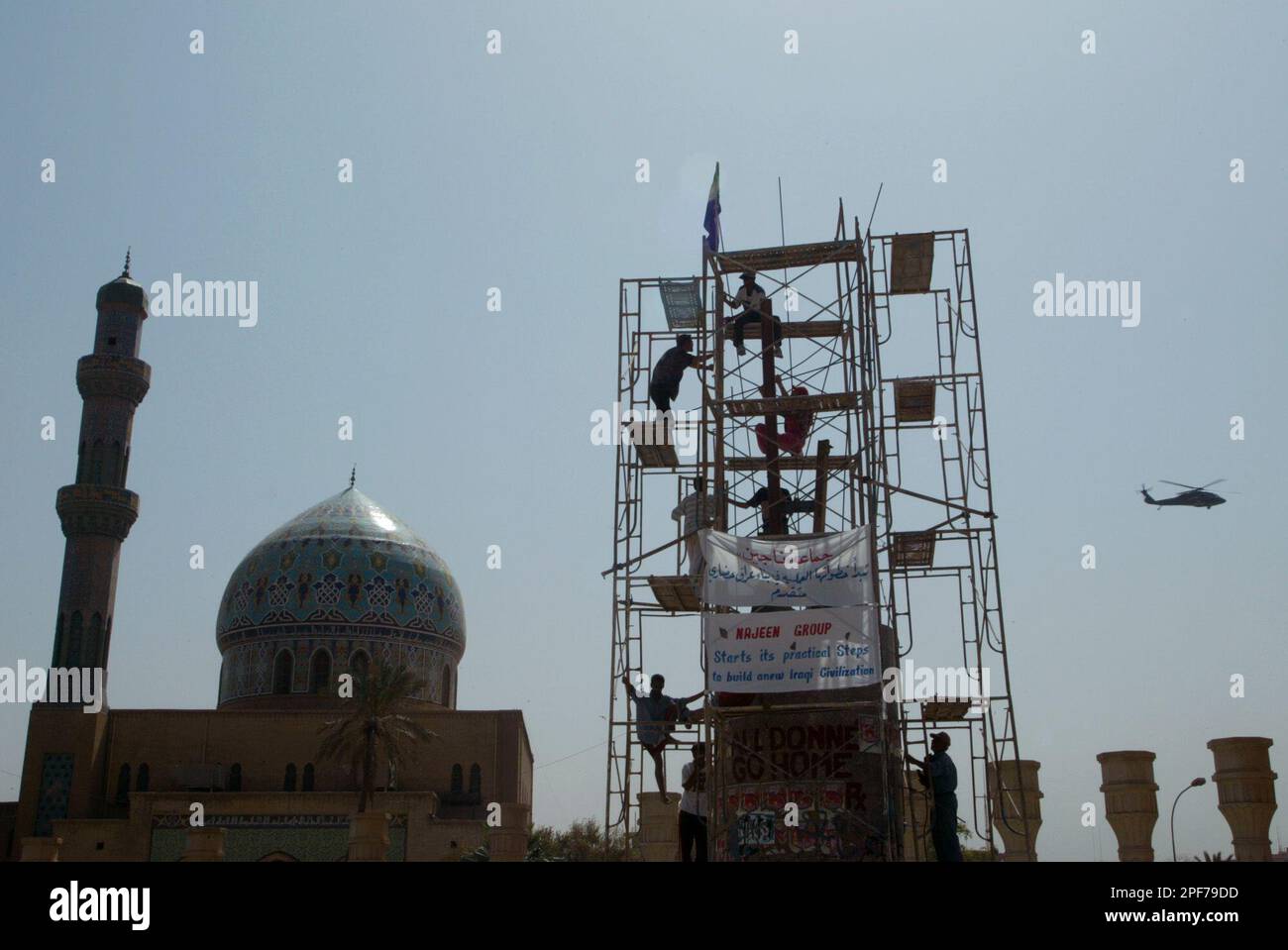 Young Iraqi artists work on the construction of a new statue ...
