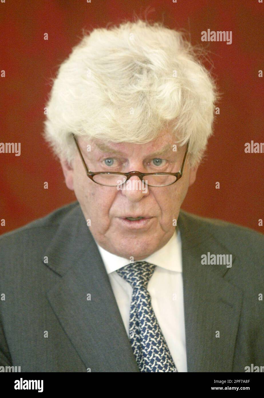 Der Praesidenten des Europaeischen Zentralbank Wim Duisenberg spricht ...