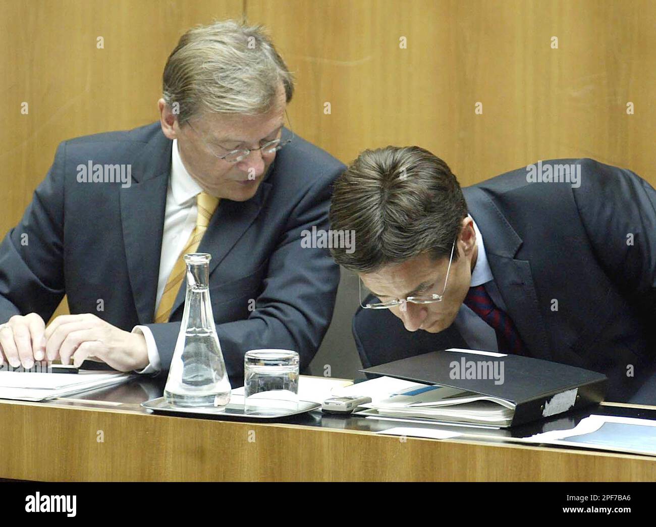 Bundeskanzler Wolfgang Schuessel und Finanzminister Karl-Heinz Grasser ...