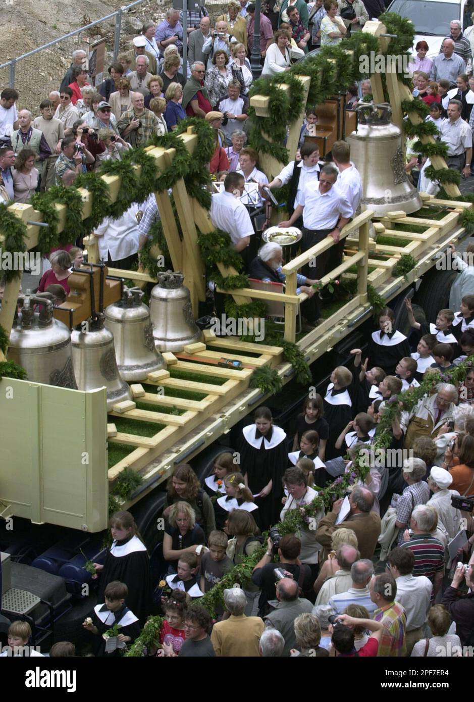 Tausende Menschen begleiten am Freitag, 2. Mai 2003, die Prozession der ...
