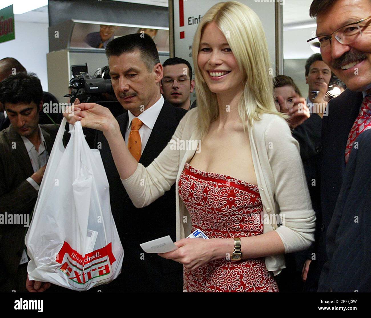 Das deutsche Top Model Claudia Schiffer zeigt ihren Einkaufsbeutel im ...