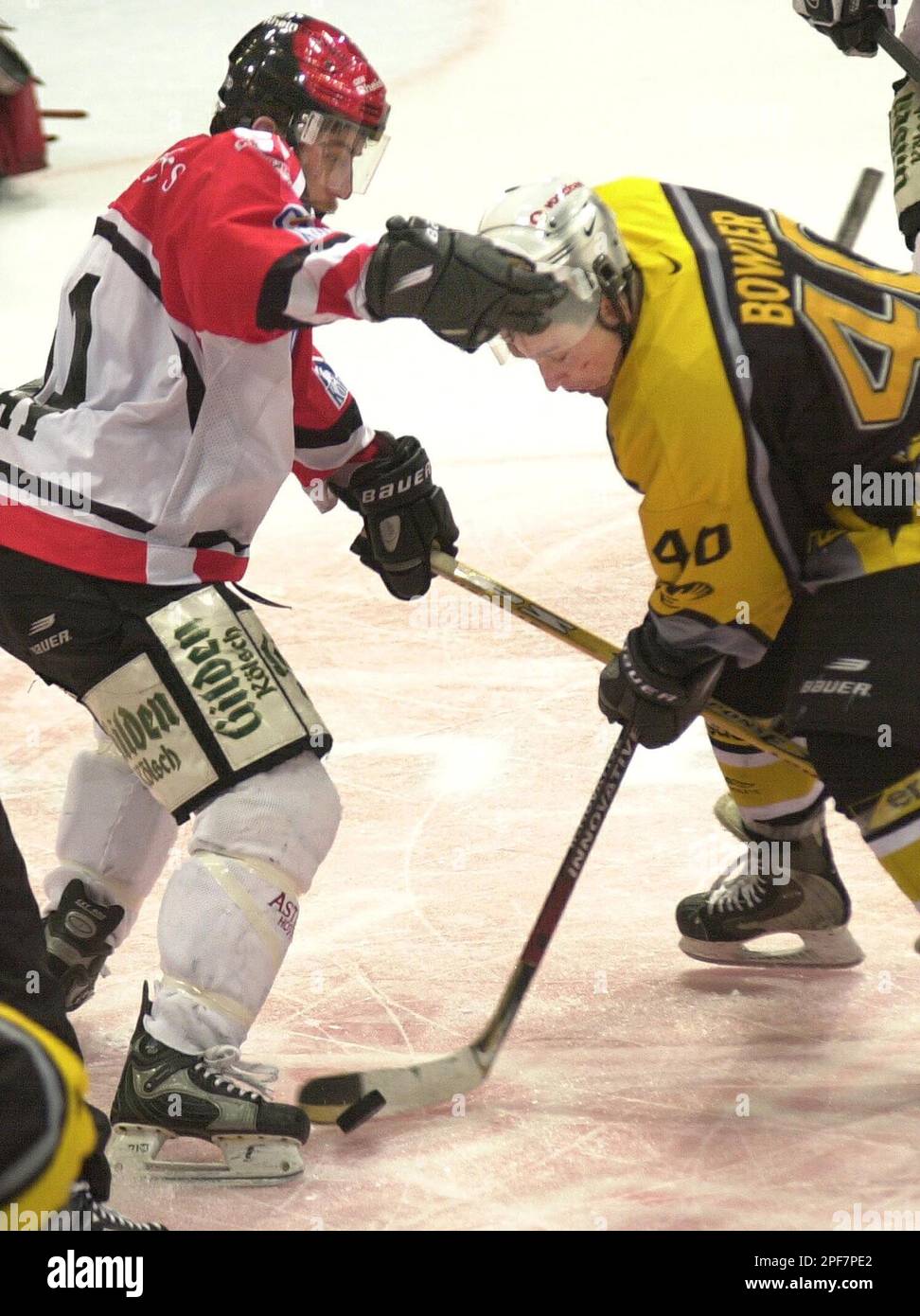Koeln's Eishockeyspieler Alex Hicks, links, kaempft um den Puck mit dem ...