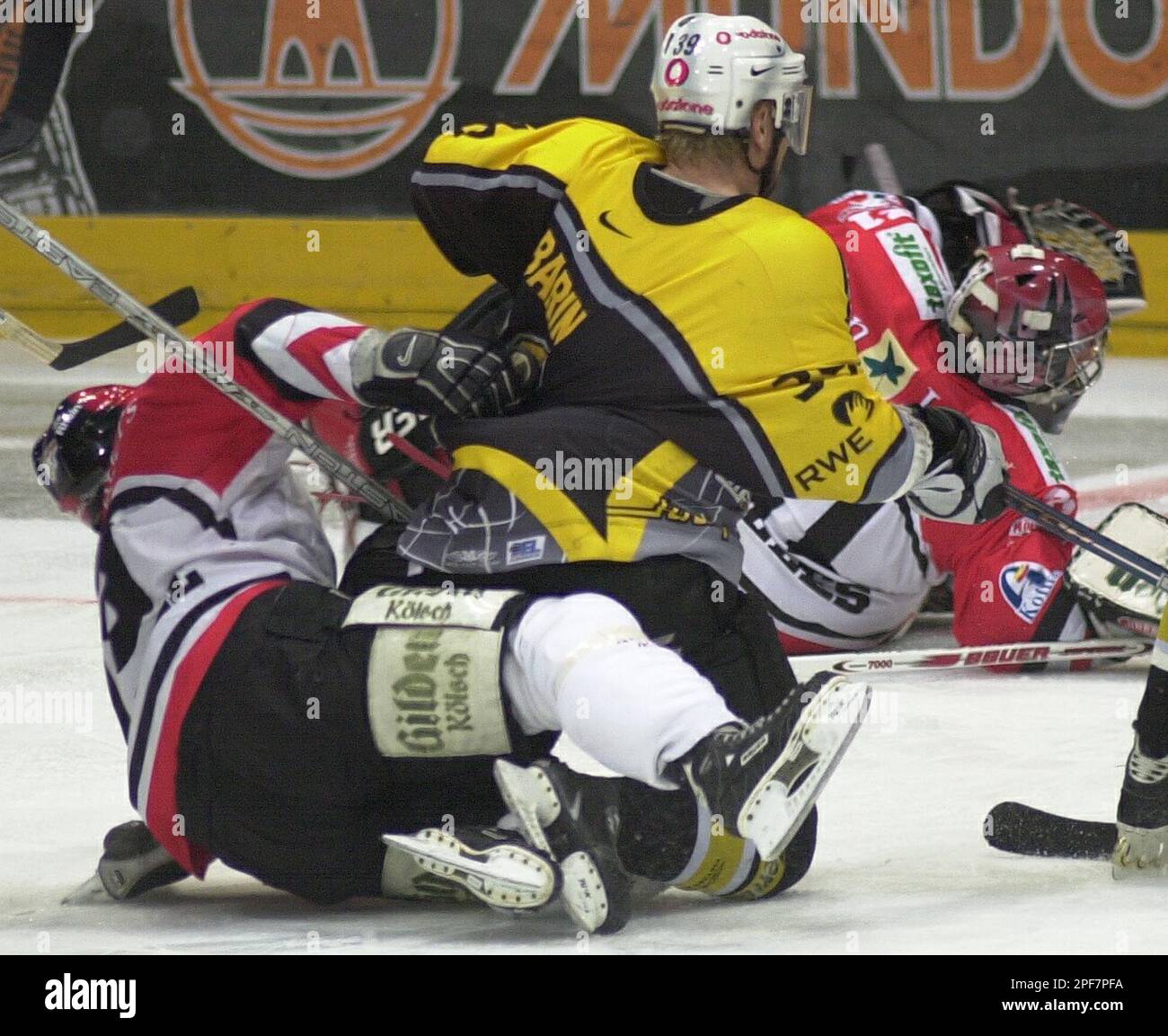 Krefelds Eishockeyspieler Stephane Barin, Mitte, kaempft um den Puck ...