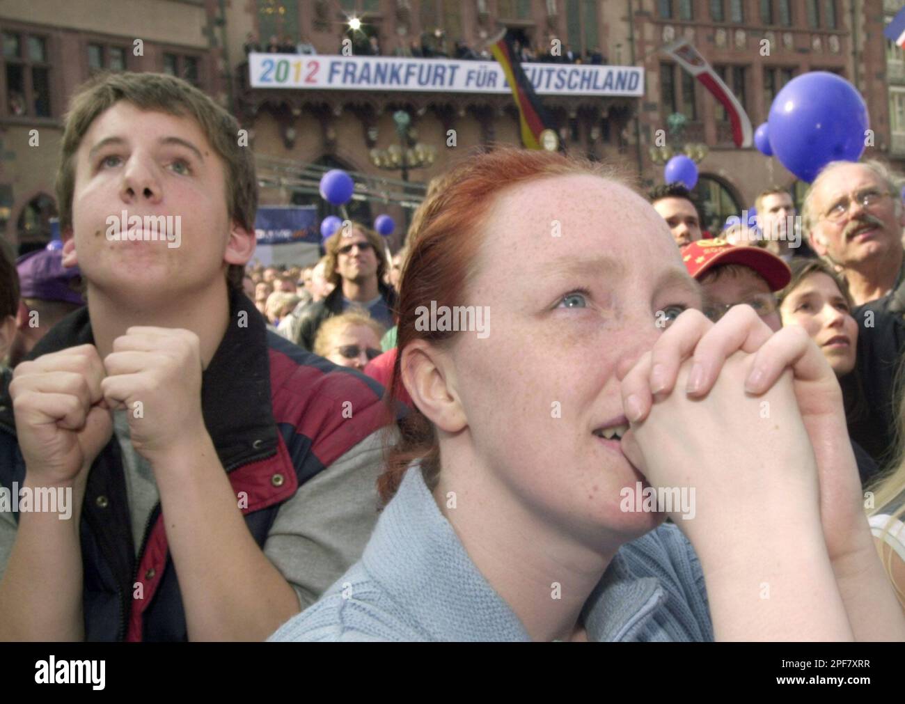 Sandra Teske, rechts, und Ruben Manger verfolgen am Samstag, 12. April ...