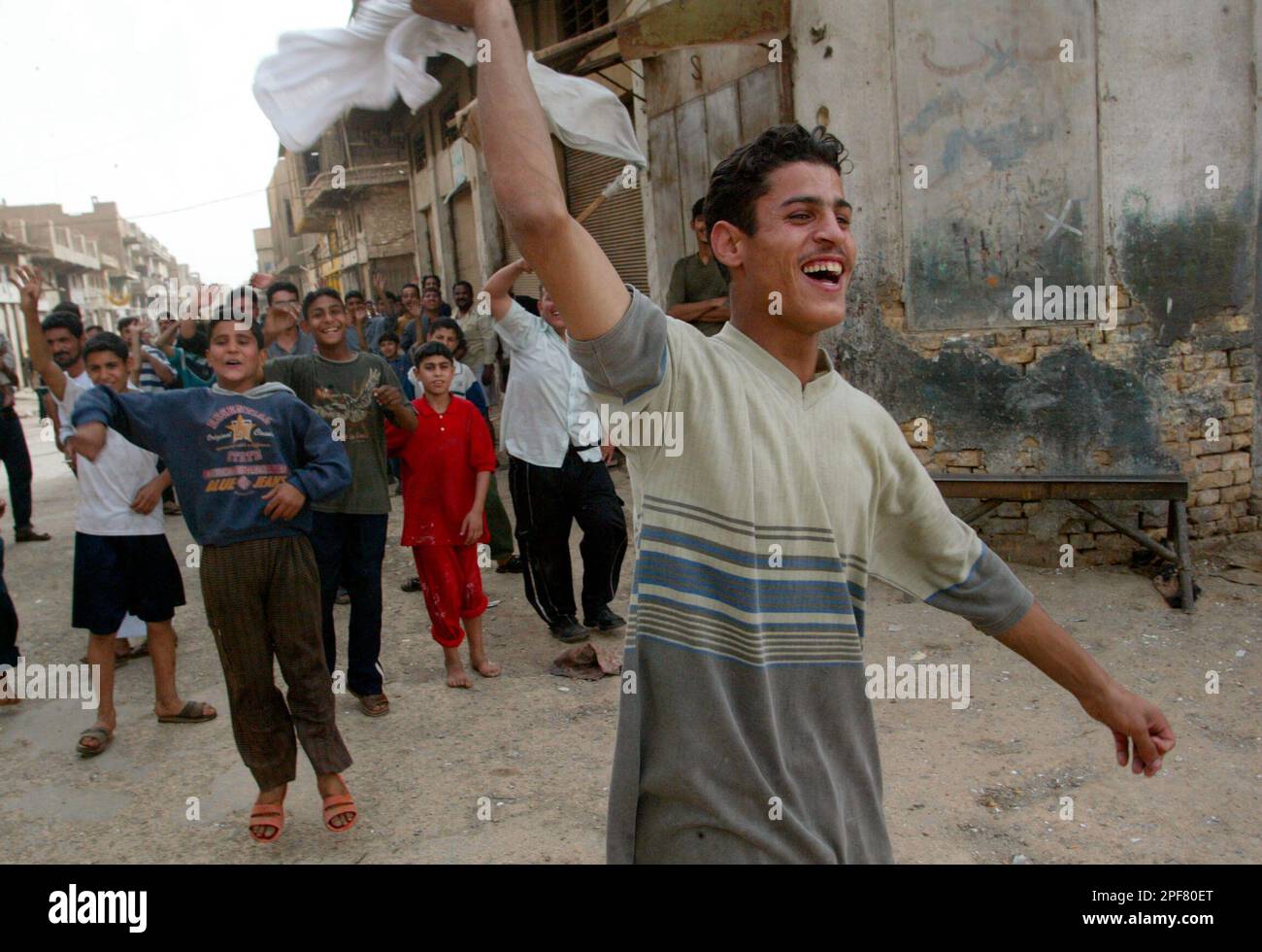 Iraqis cheer the arrival of U.S. Army forces to their neighborhood in ...