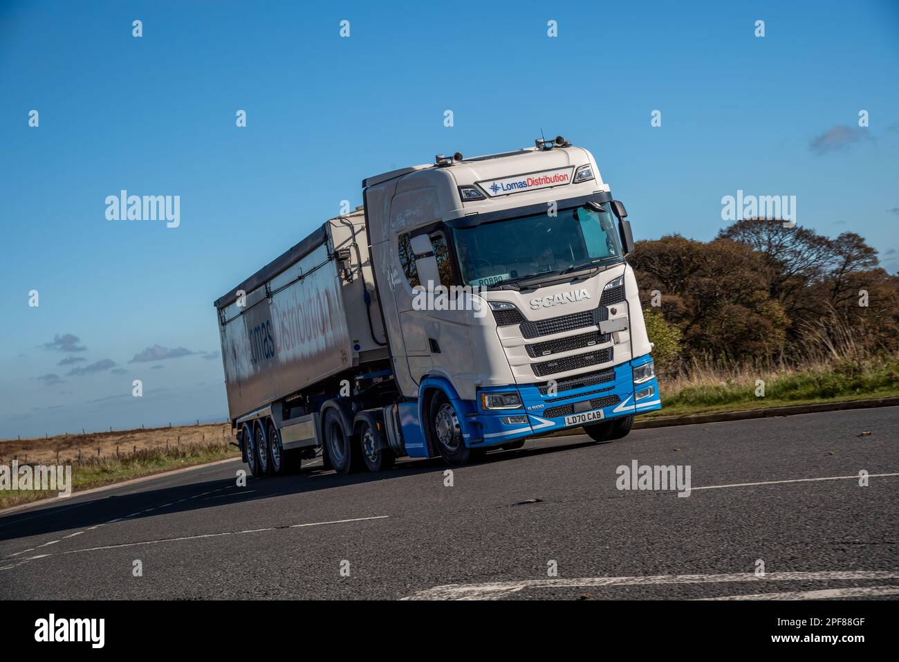 A Lomas Distribution Scania pulling a Fruehauf bulk tipper trailer ...