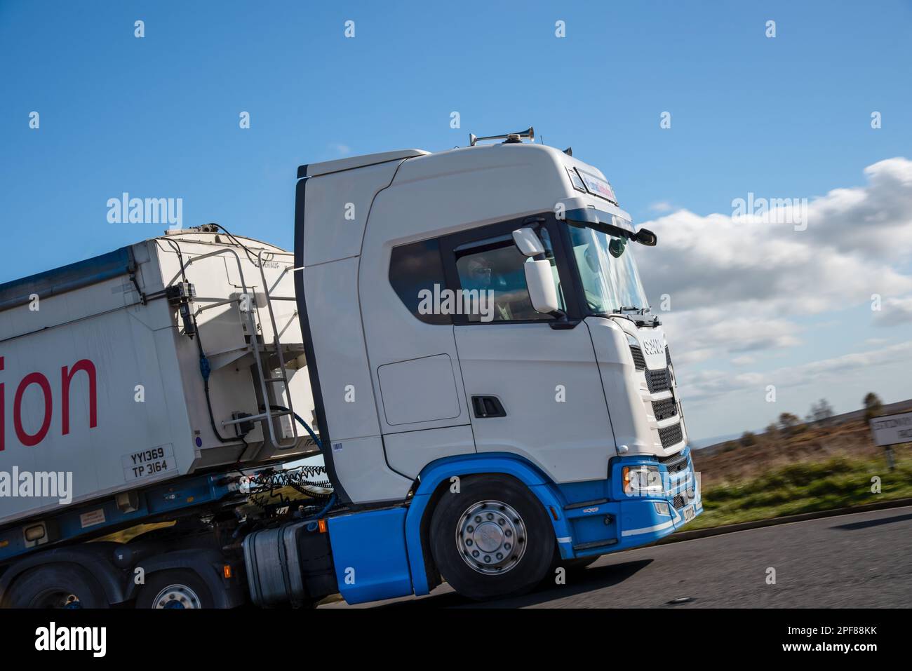 A Lomas Distribution Scania pulling a Fruehauf bulk tipper trailer ...