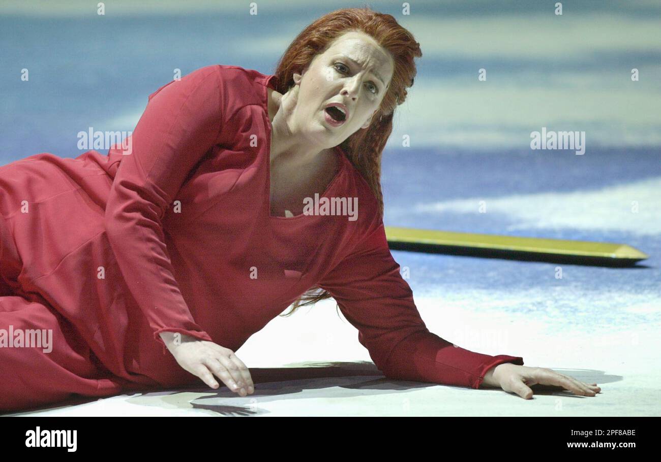 In der Fotoprobe zur Oper "Siegfried" singt am Dienstag, 18. Maerz 2003 ...