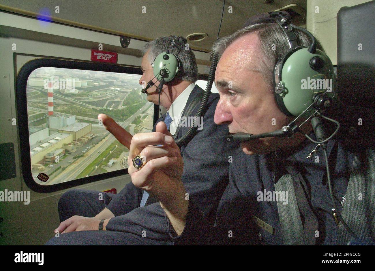 Los Angeles Mayor James Hahn, left, and Police Chief William Bratton ...
