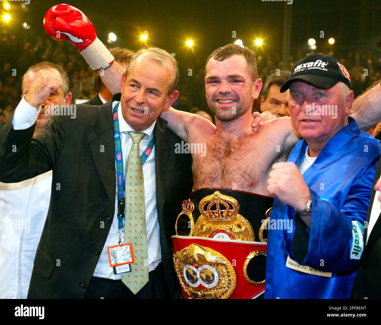 German boxer Sven Ottke, center, celebrates his victory in the World ...