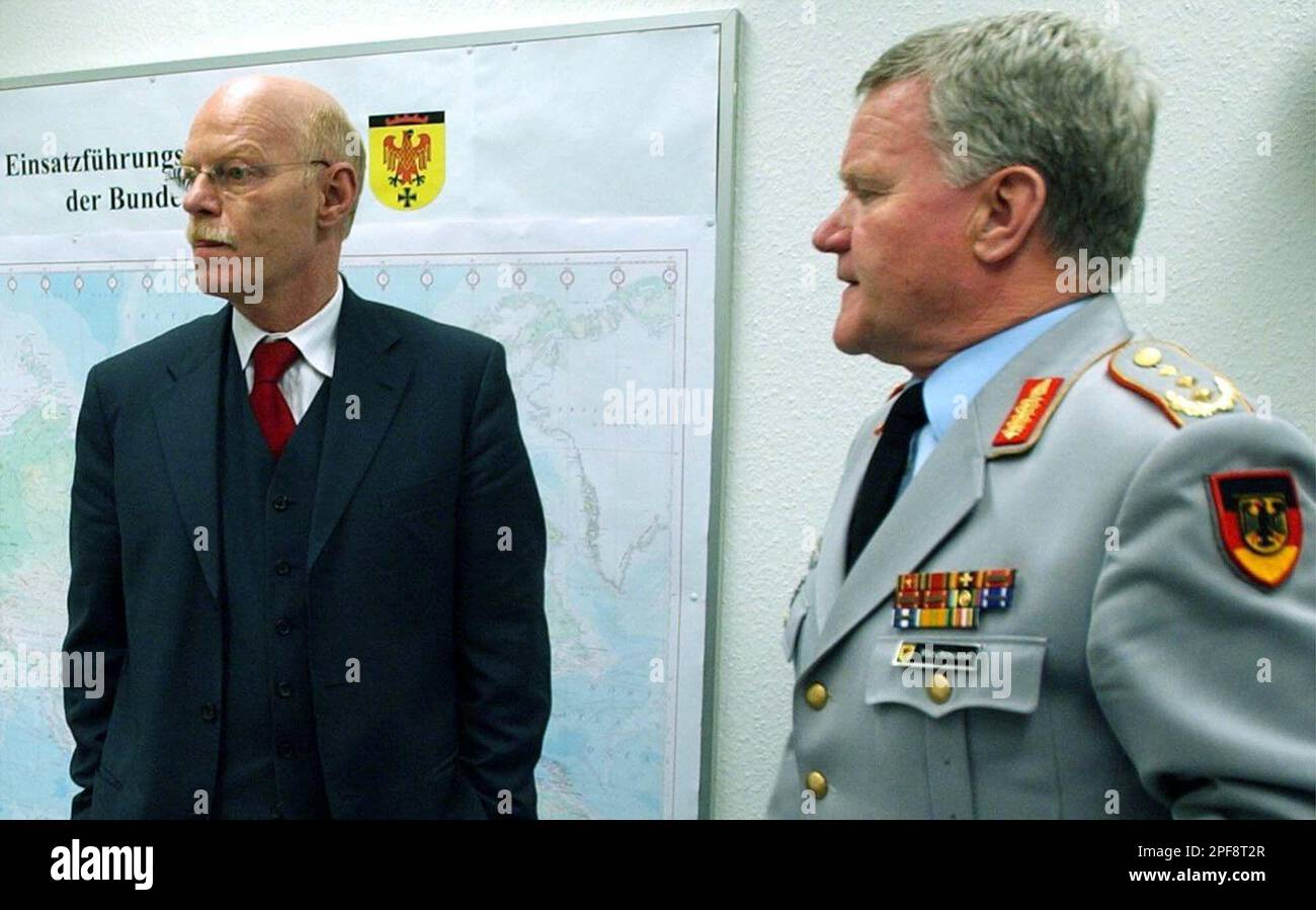 Bundesverteidigungsminister Peter Struck (SPD) , links, und der ...