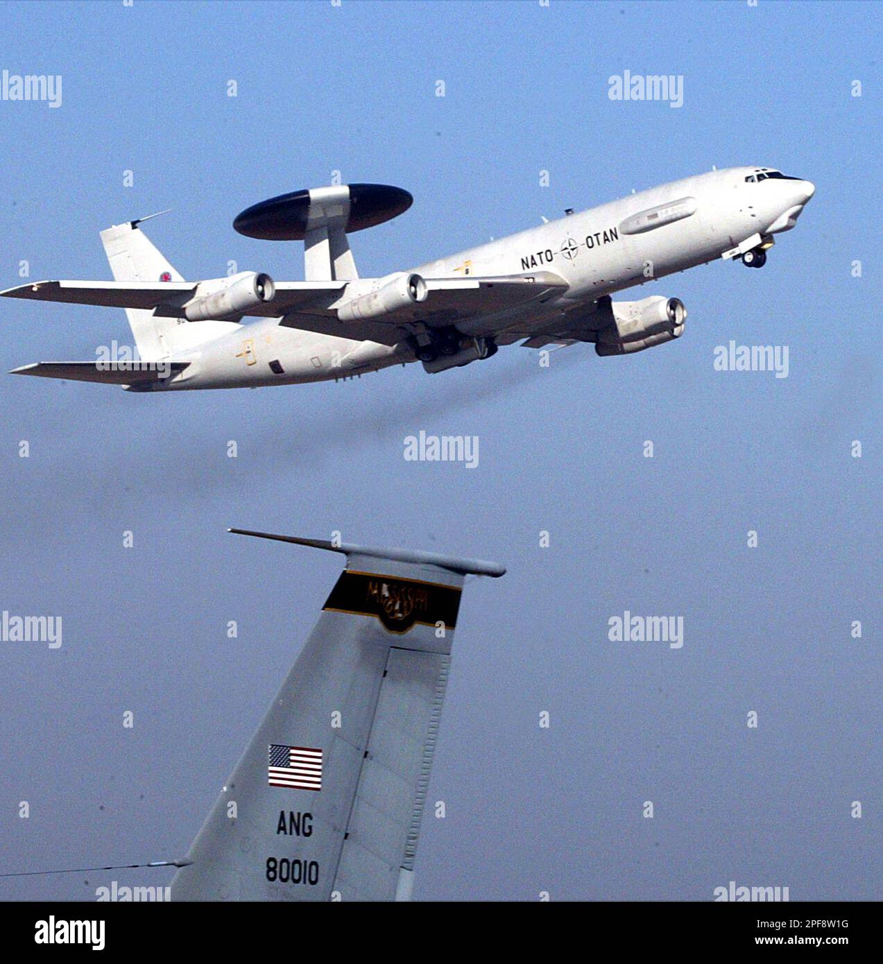 Ein AWACS-Flugzeug startet auf der NATO Airbase in Geilenkirchen am ...