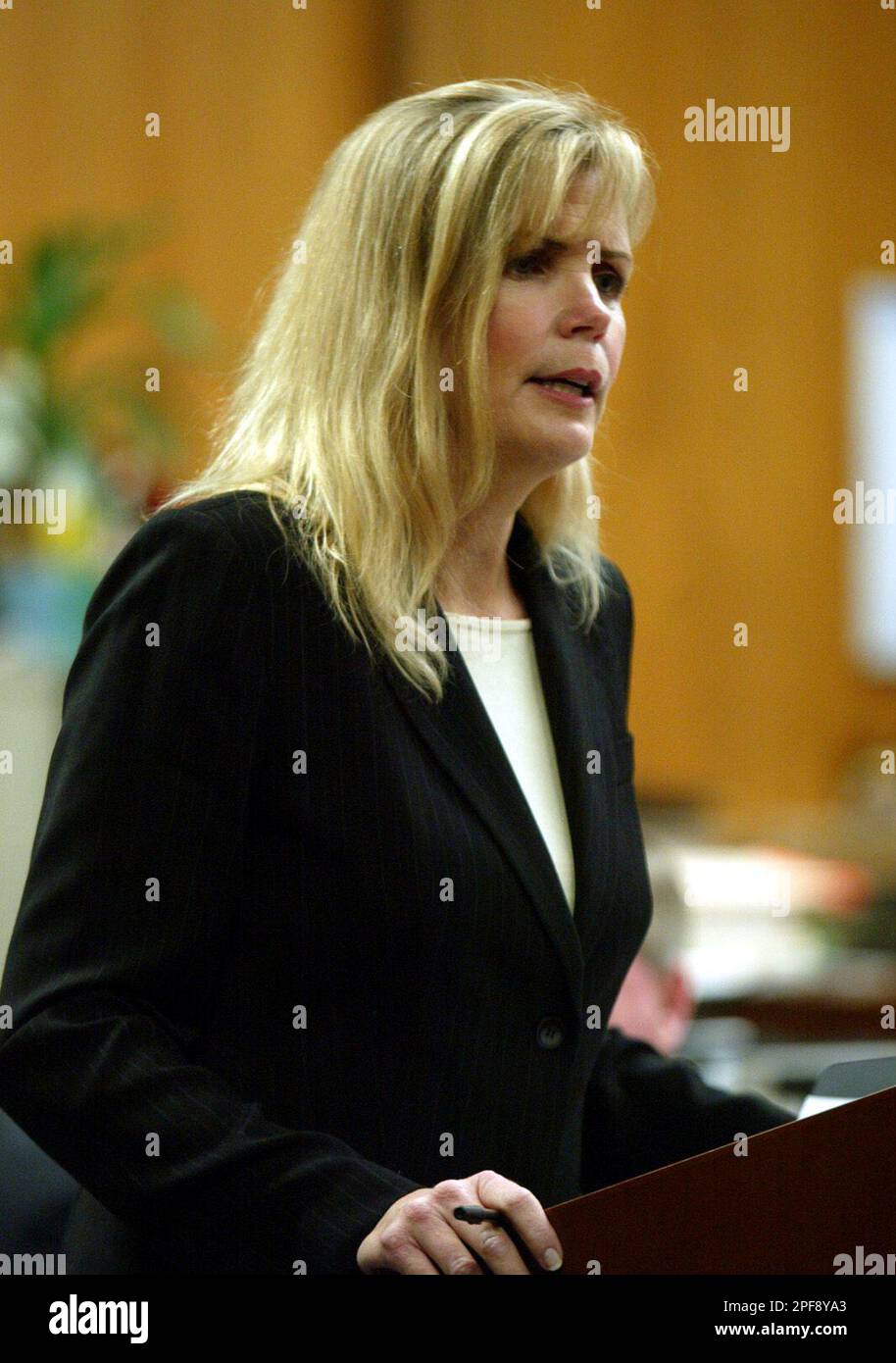 Deputy District Attorney Eleanor Hunter presents opening arguments in ...