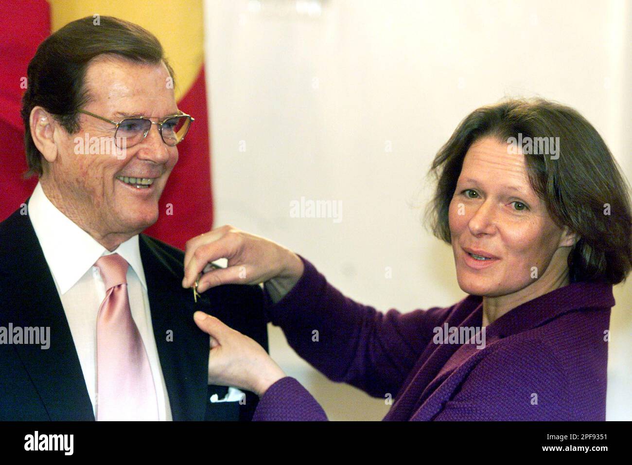 Christina Rau, rechts, die Frau des Bundespraesidenten, steckt dem ...