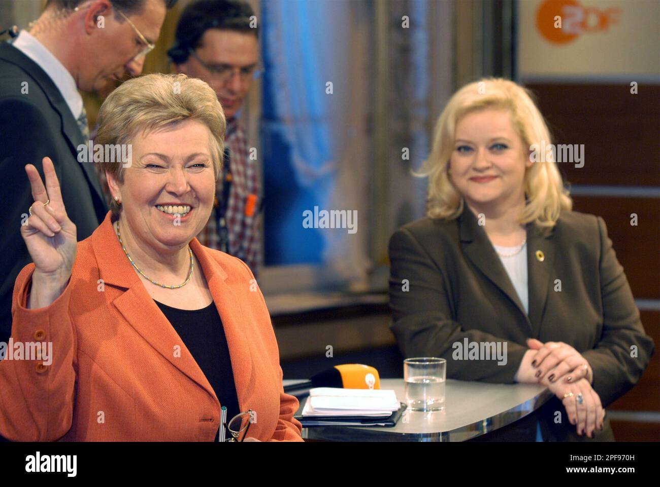 Die hessische FDP-Spitzenkandidatin Ruth Wagner, links, macht das ...