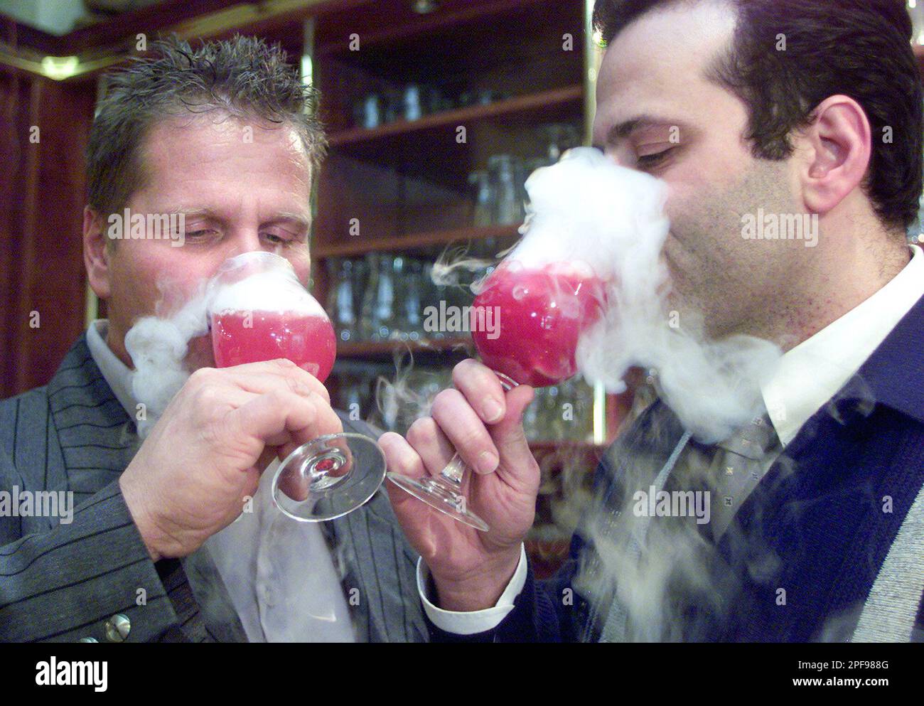 Produkionsmanager von ICEPower, Karsten Pokall, links, und ICEPower ...