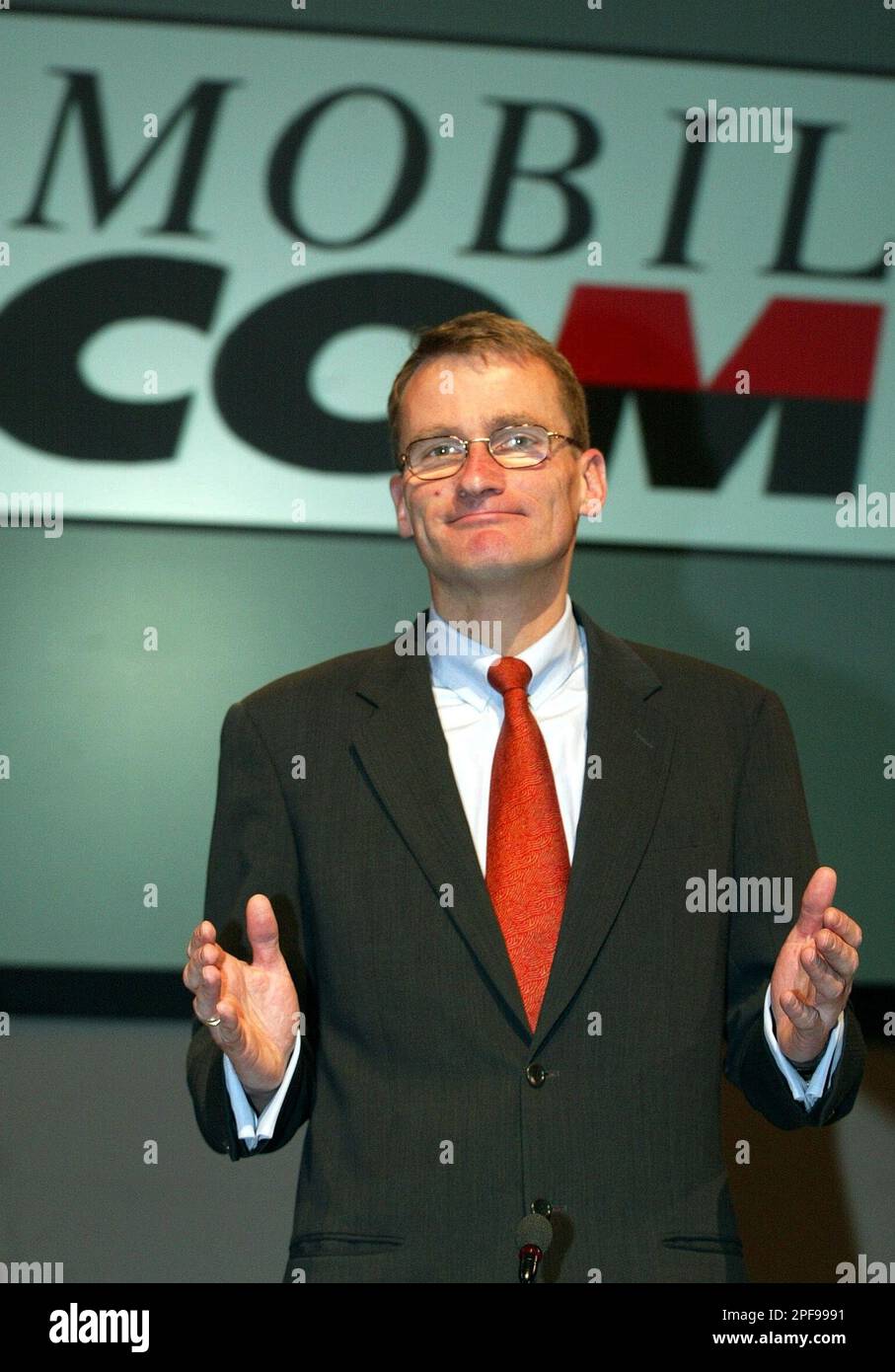 Thorsten Grenz, Vorstandsvorsitzender der MobilCom AG, posiert am ...