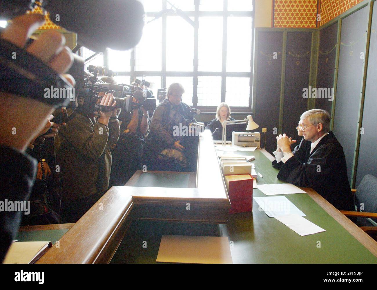 Journalisten filmen und fotografieren Richter Michael Mauck, rechts, im ...