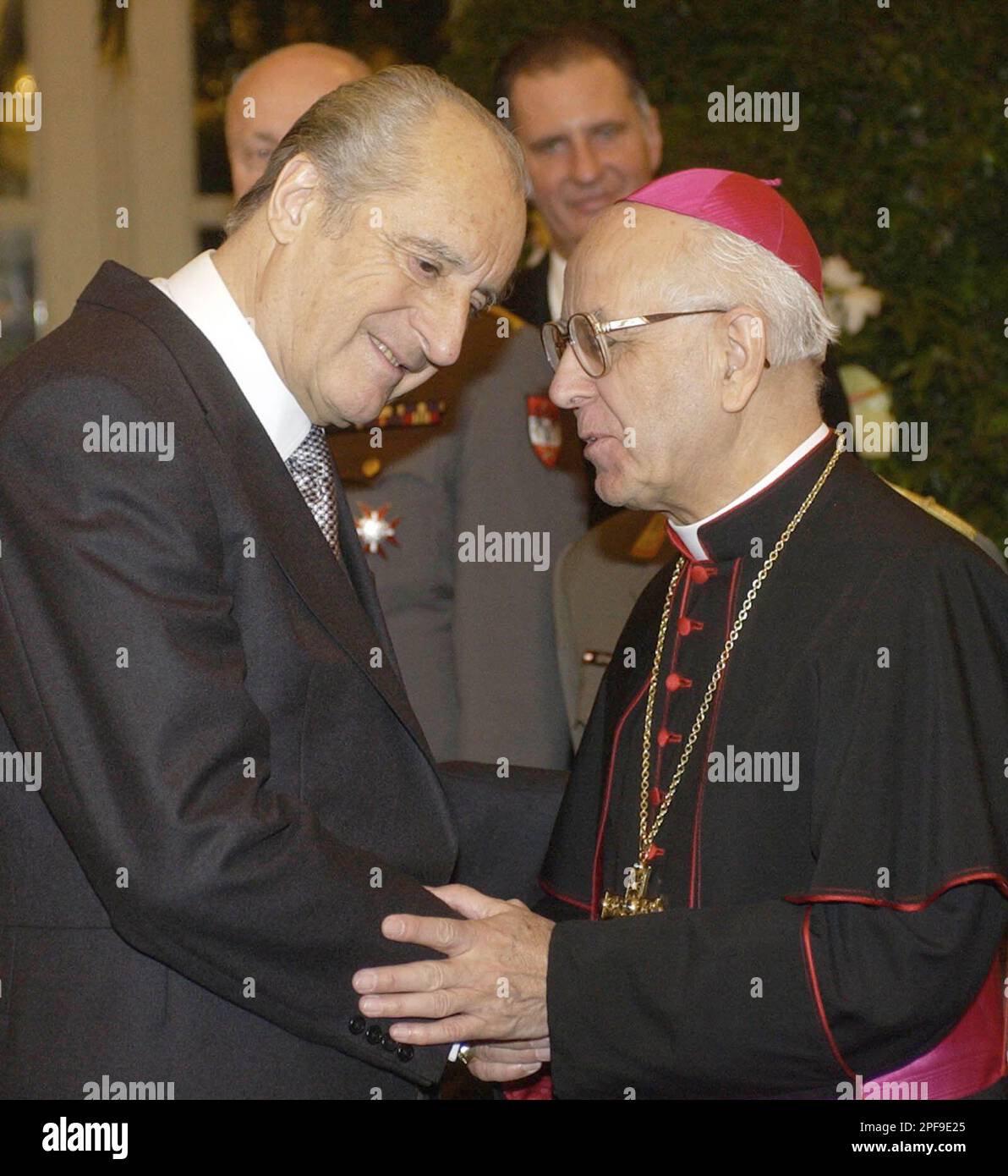 Bundespraesident Thomas Klestil, links, begruesst am Dienstag, 14. Jaen. 2003 beim ...