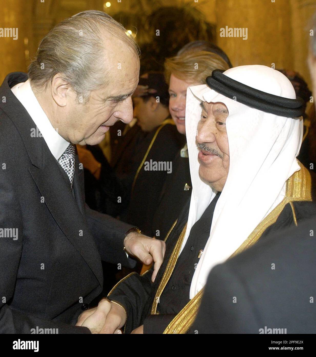 Bundespraesident Thomas Klestil, links, begruesst am Dienstag, 14. Jaen. 2003 beim ...