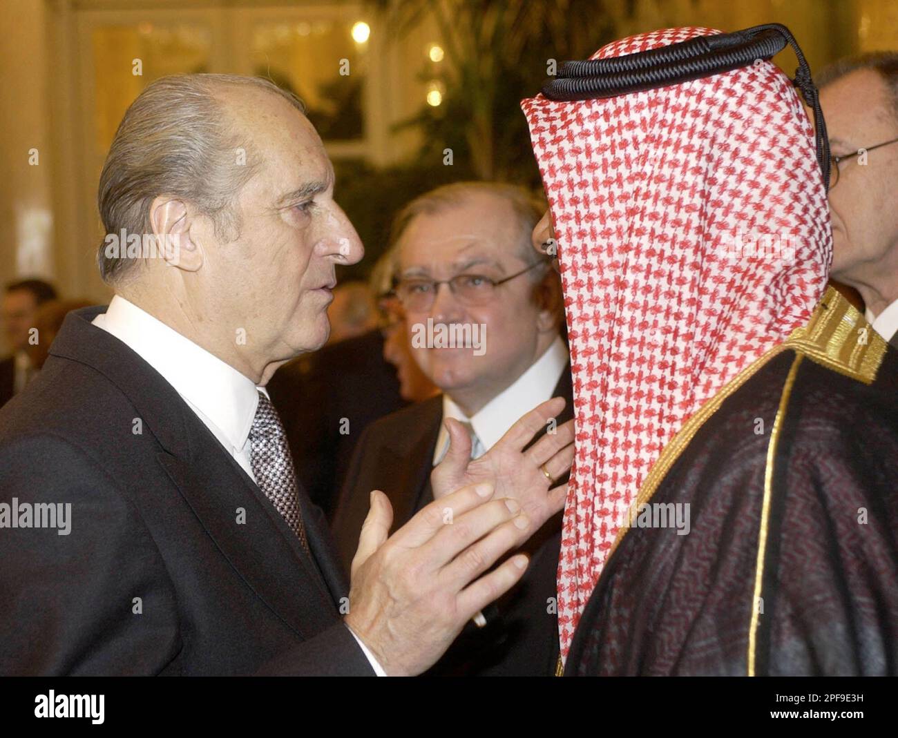 Bundespraesident Thomas Klestil, links, begruesst am Dienstag, 14. Jaen. 2003 beim ...