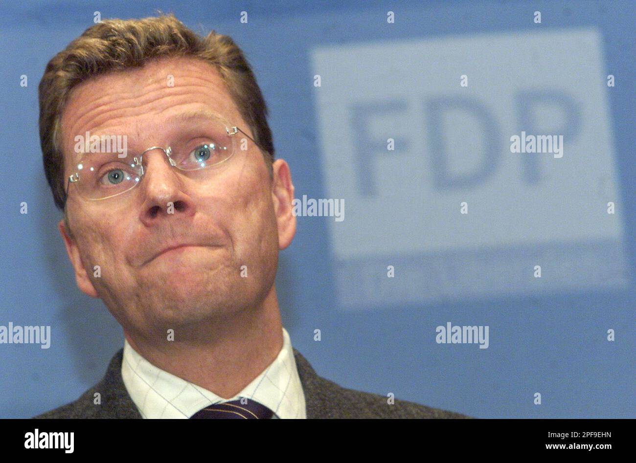 Der FDP-Parteivorsitzende Guido Westerwelle zeigt sich am Montag 13 ...