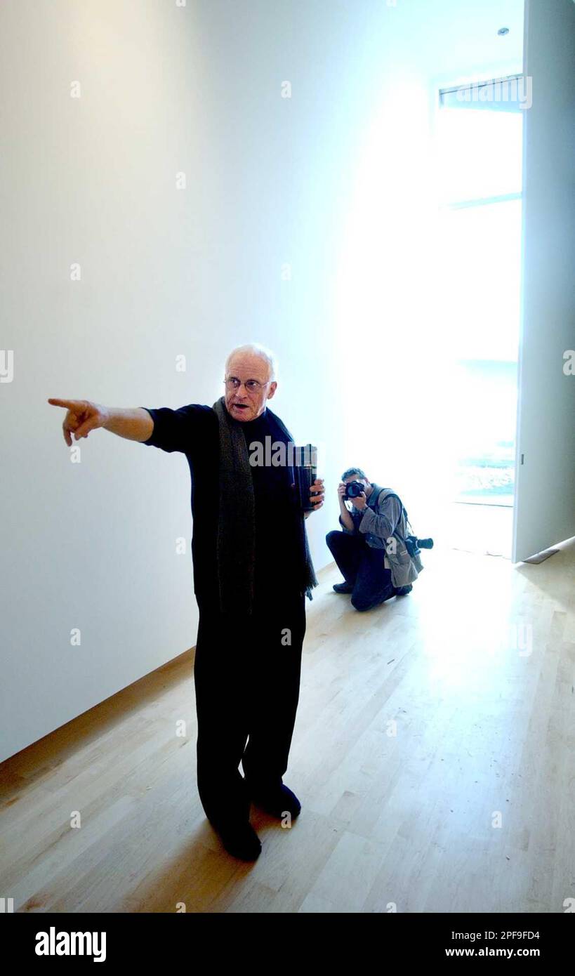 Renowned architect Antoine Predock points the way light travels into ...