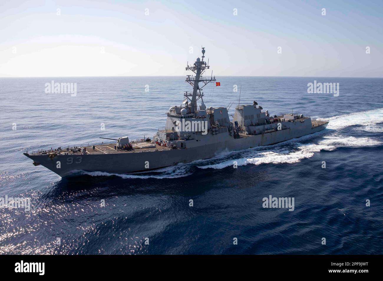 Guided-missile destroyer USS Chung Hoon (DDG 93) approaches amphibious ...