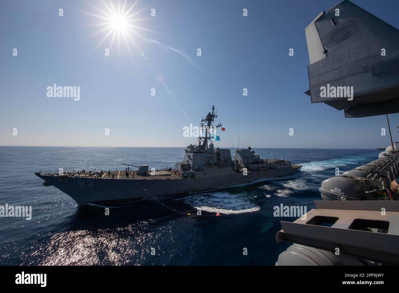 Guided-missile destroyer USS Chung Hoon (DDG 93) approaches amphibious ...