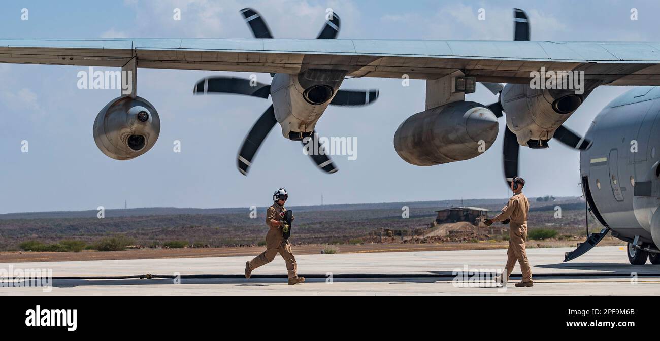 A U.S. Marine Corps Marine Medium Tiltrotor Squadron 266 loadmaster ...
