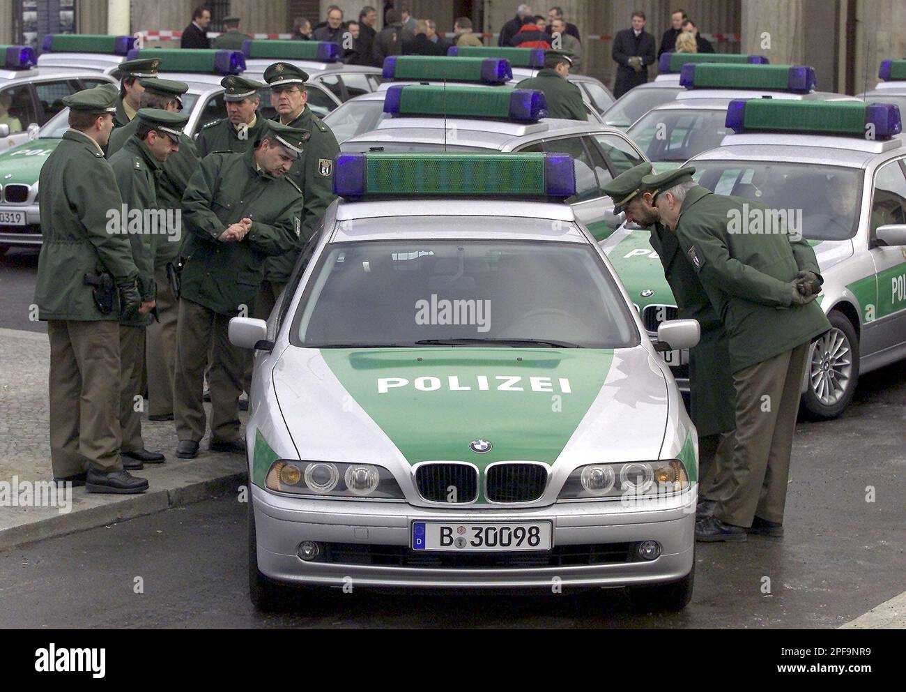 Neugierige Berliner Polizisten schauen sich vor dem Brandenburger Tor ...