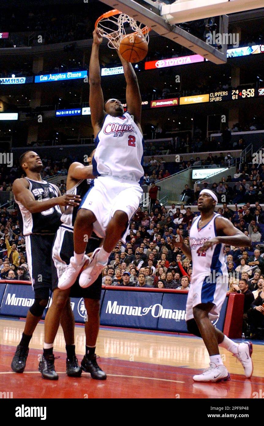 Los Angeles Clippers forward Melvin Ely (2) dunks past San Antonio ...