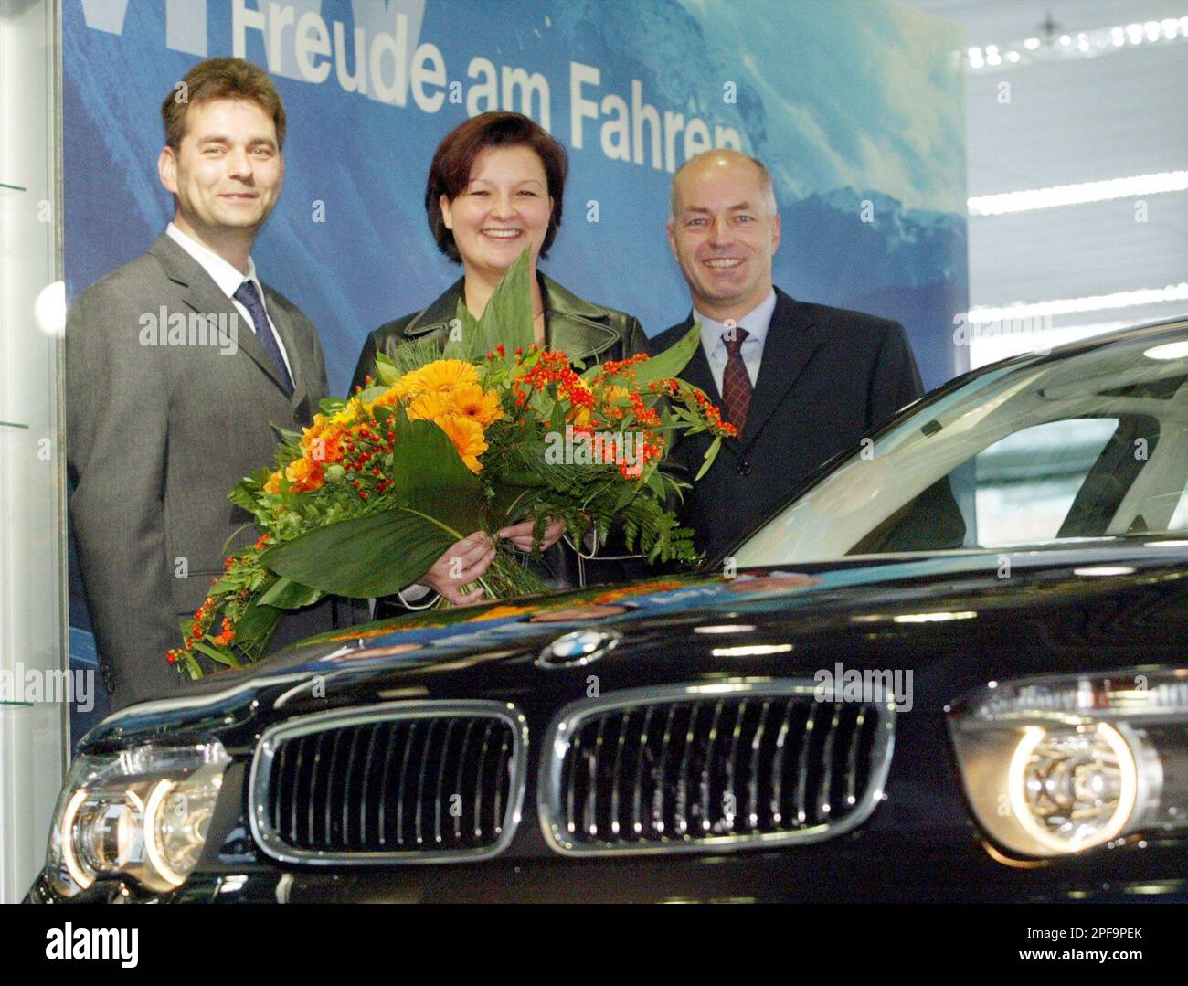 Das Ehepaar Tina, Mitte, und Uwe Peschel, links, lachen gemeinsam mit ...