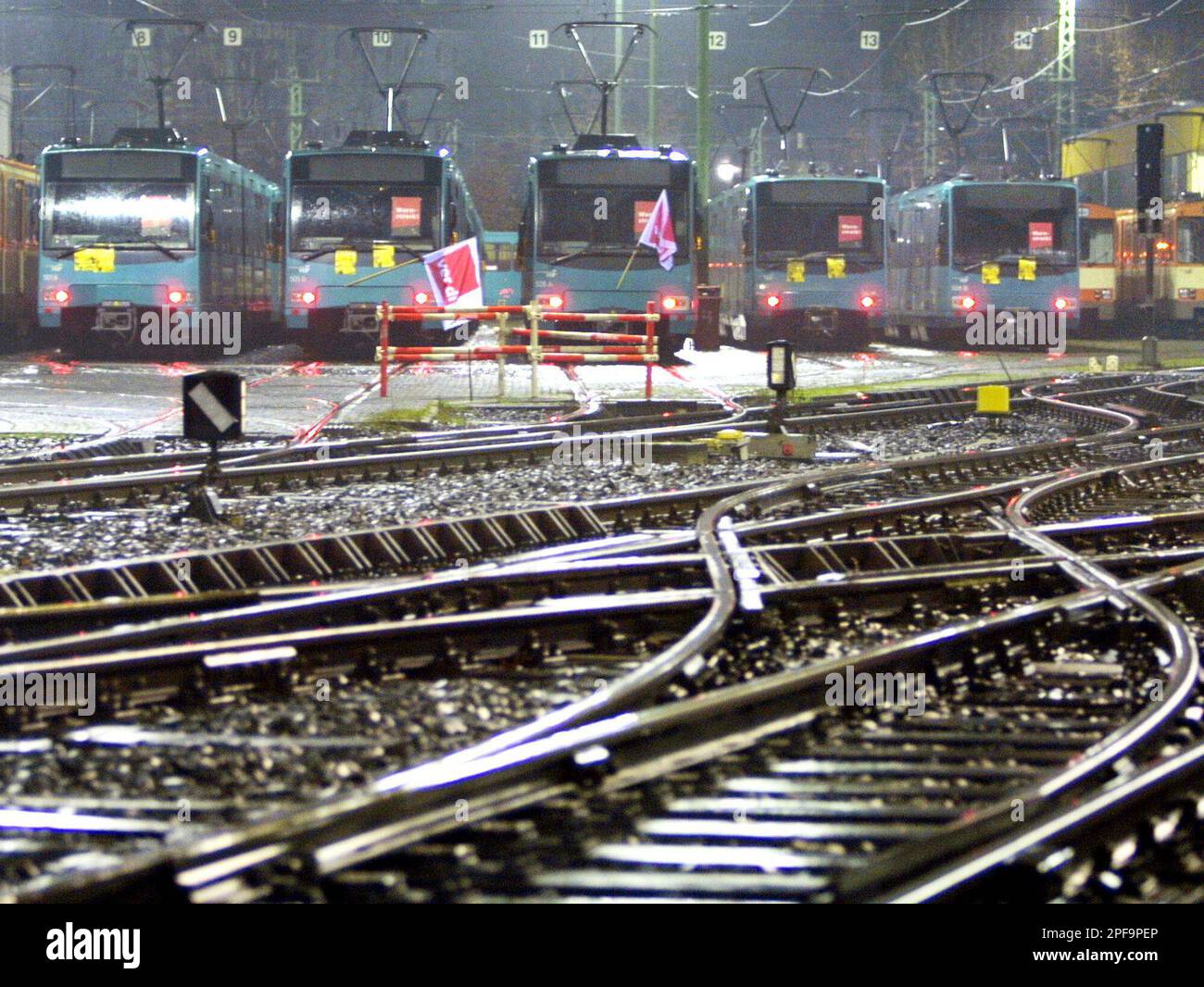 U-Bahn-Zuege warten im Morgengrauen am Montag, 16. Dez. 2002, im ...