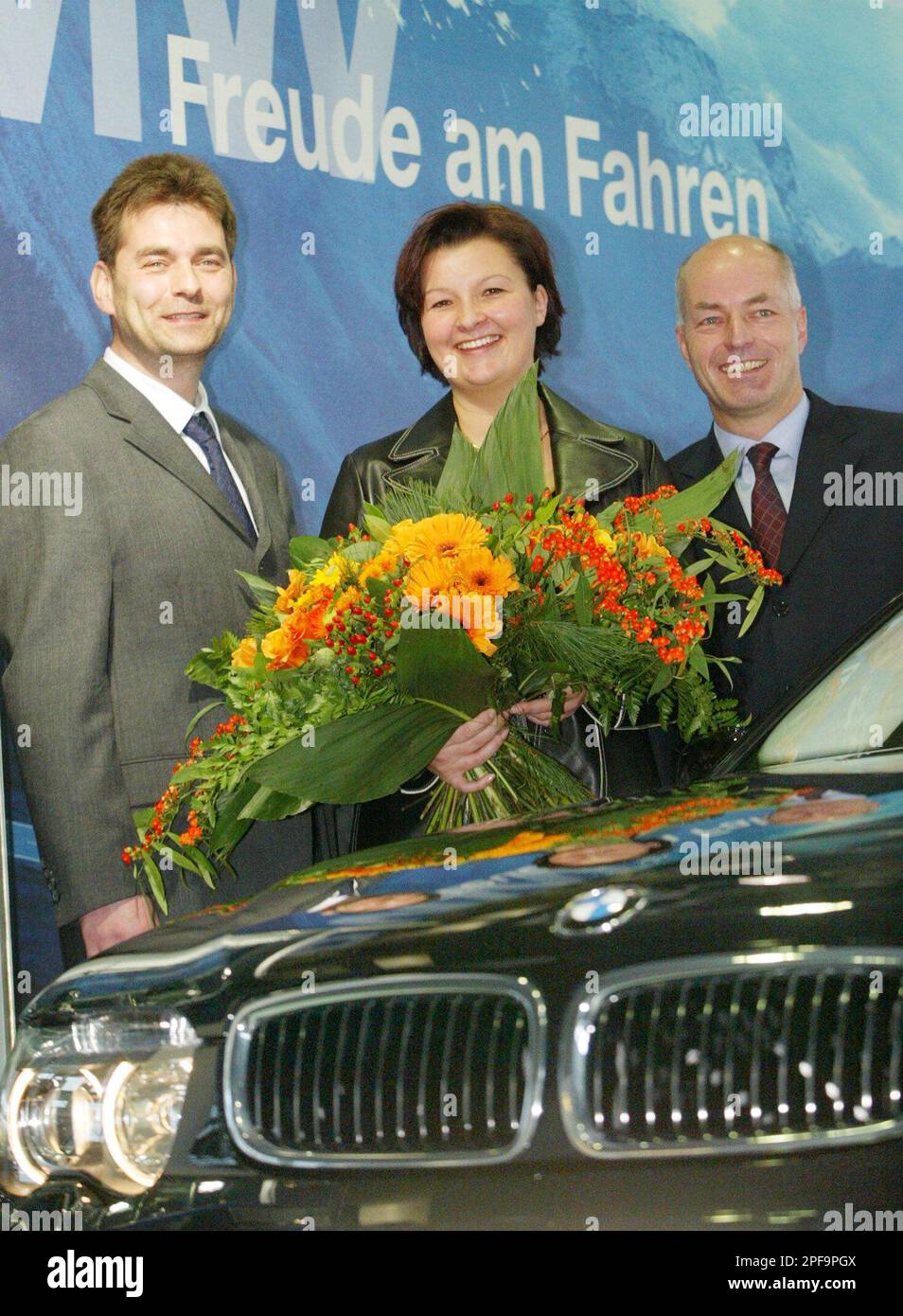 Das Ehepaar Tina, Mitte, und Uwe Peschel, links, lachen gemeinsam mit ...