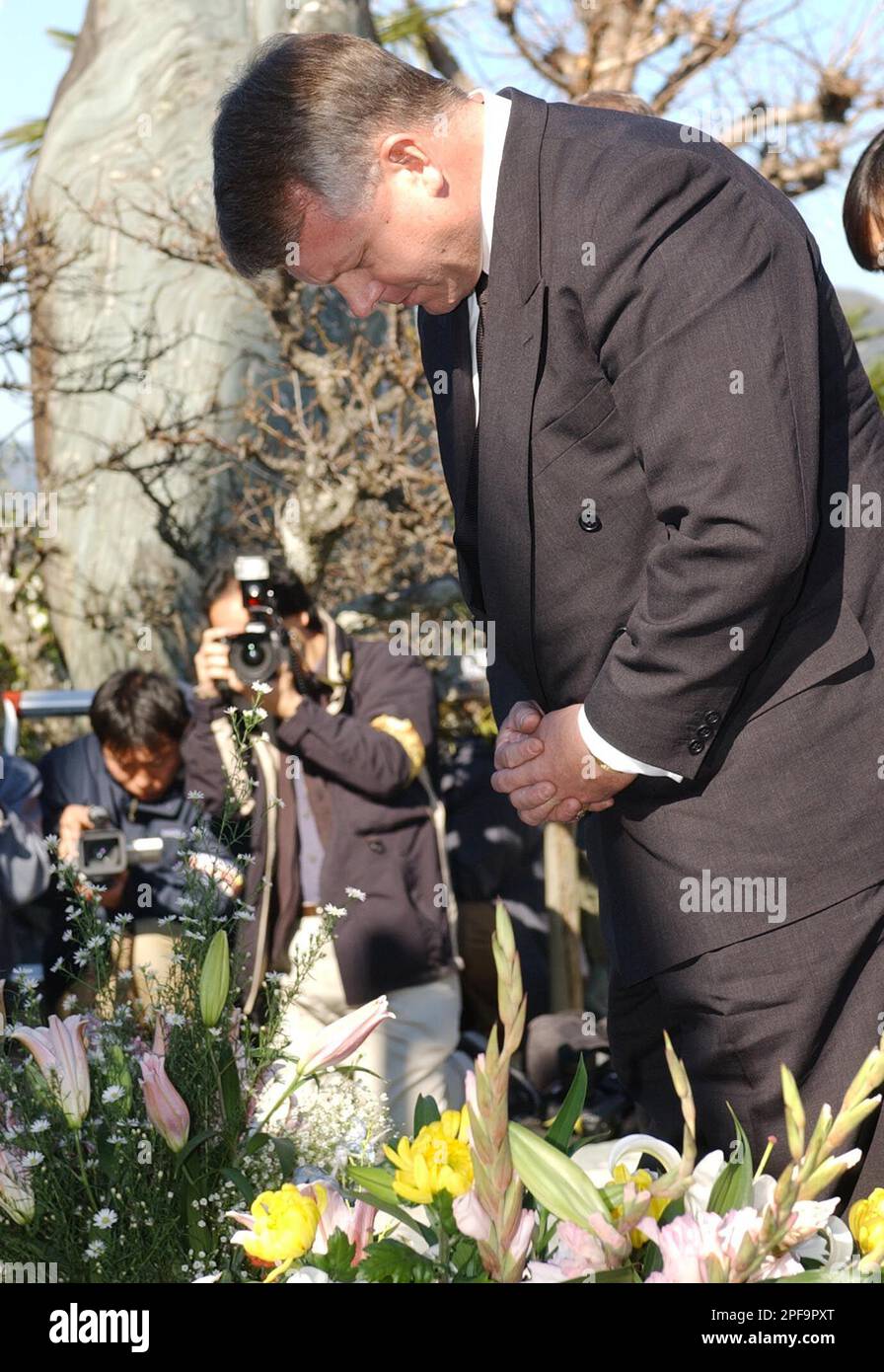 Retired U.S. Navy Cmdr. Scott Waddle offers prayers after laying ...