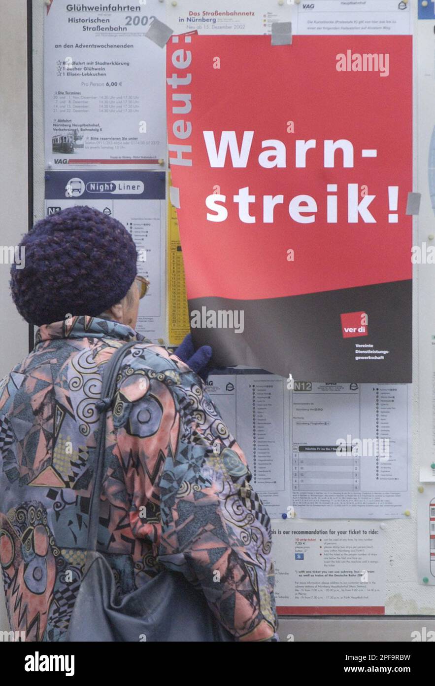 Ein Fahrgast betrachtet ein Streikplakat der Gerwekrschaft ver.di in ...