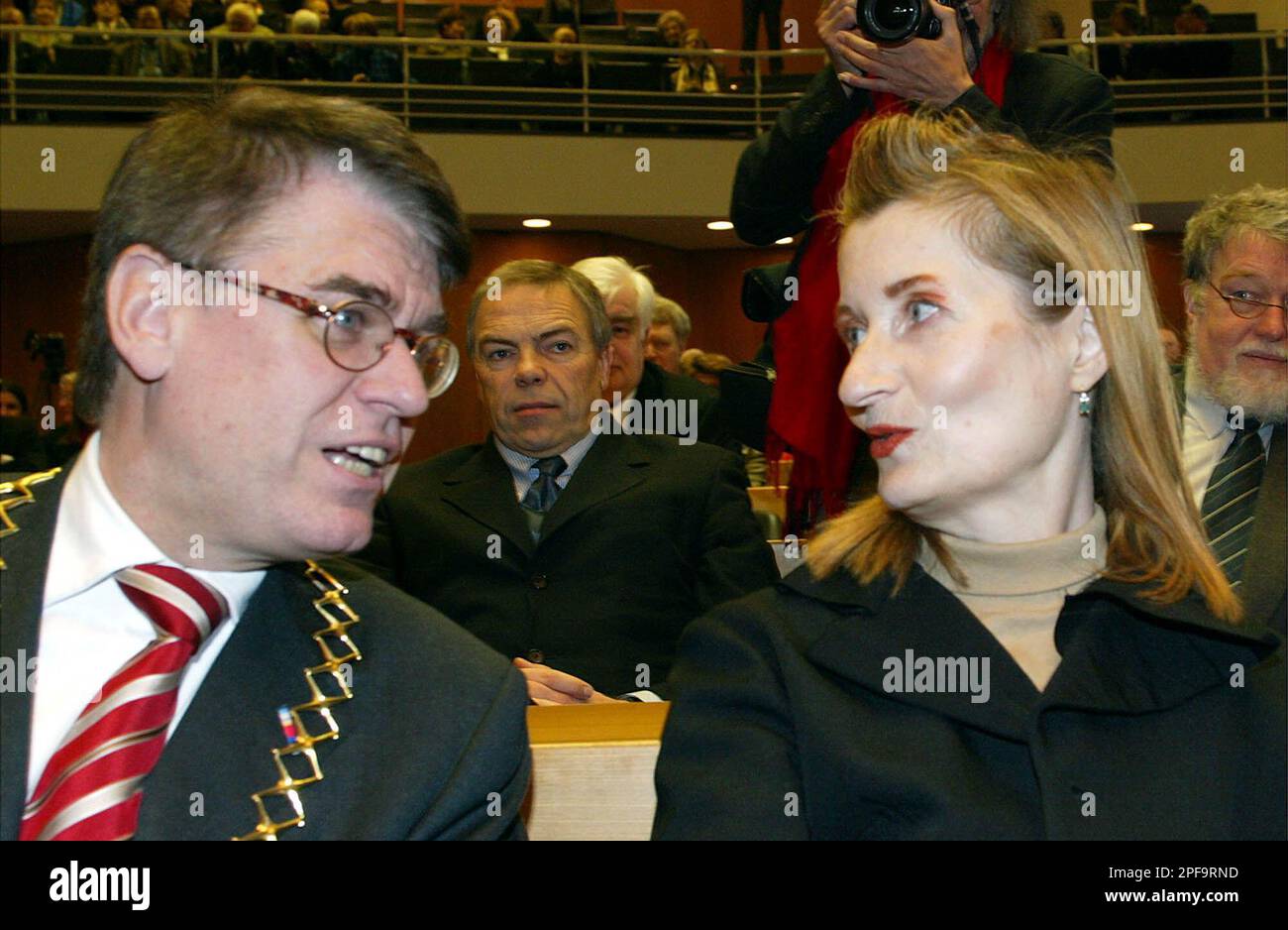 Duesseldorfs Oberbuergermeister Joachim Erwin unterhaelt sich am ...