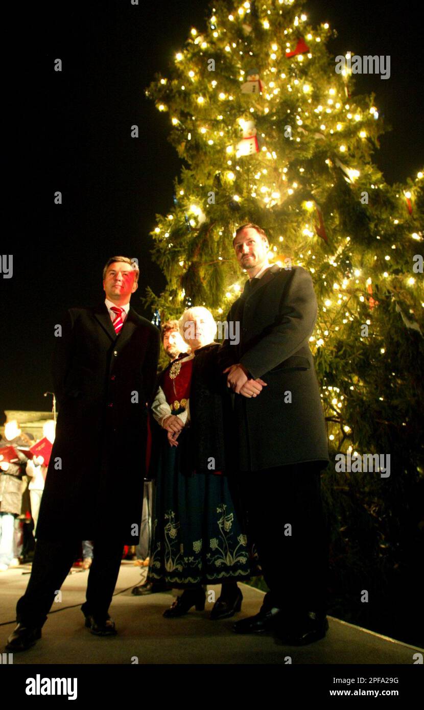 Berlin's mayor Klaus Wowereit, left, Norwegian tourism promoter Ruth ...