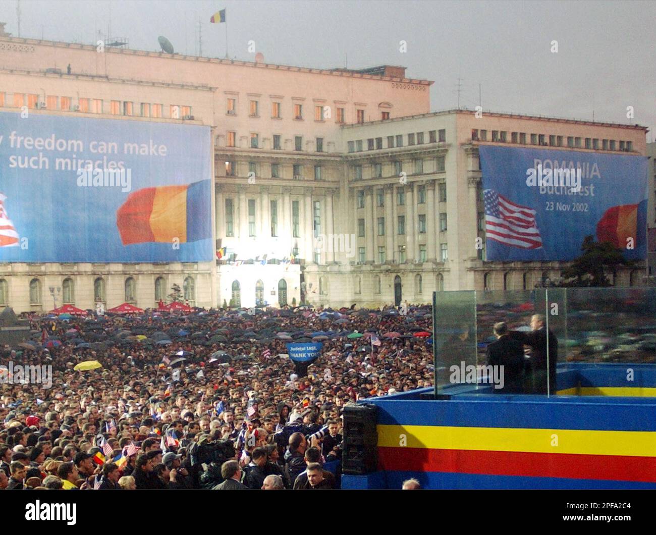 President Bush and Romanian President Ion Iliescu Bush address tens of ...