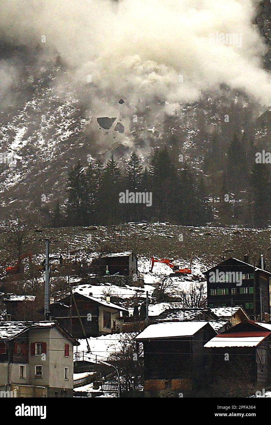 Eine grosse Steinlawine rast auf das Dorf St. Niklaus, Wallis, Schweiz, zu, aufgenommen am ...