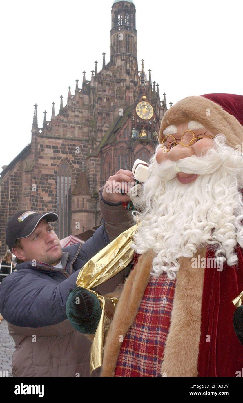 Einen Weihnachtmann auf dem Nuernberger Christkindlesmarkt dekoriert ...