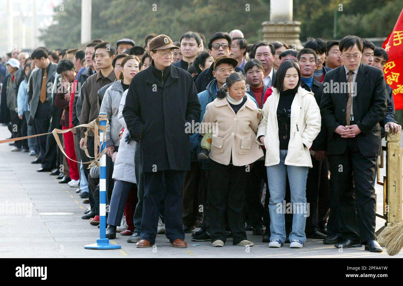Chinese tourists line up to view the embalmed body of late communist ...