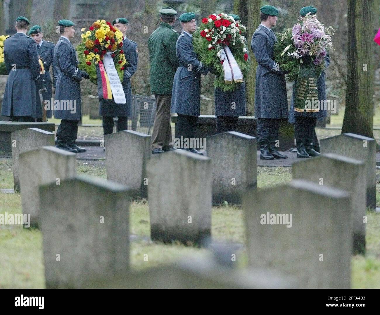 German soldiers carry wreaths during a ceremony on a Jewish cemetry in ...