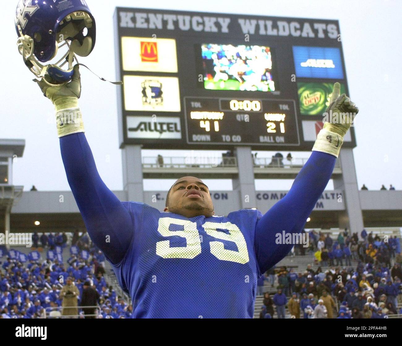 Kentucky's Ellery Moore thrusts his arms into the air after Kentucky ...