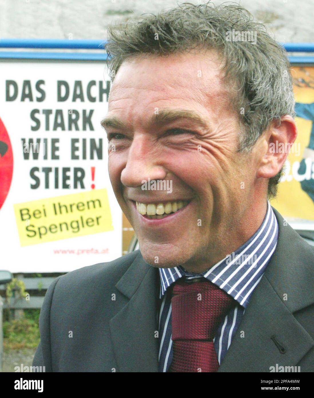 Kaerntens Landeshauptmann Joerg Haider lacht am Samstag, 16. Nov. 2002 ...
