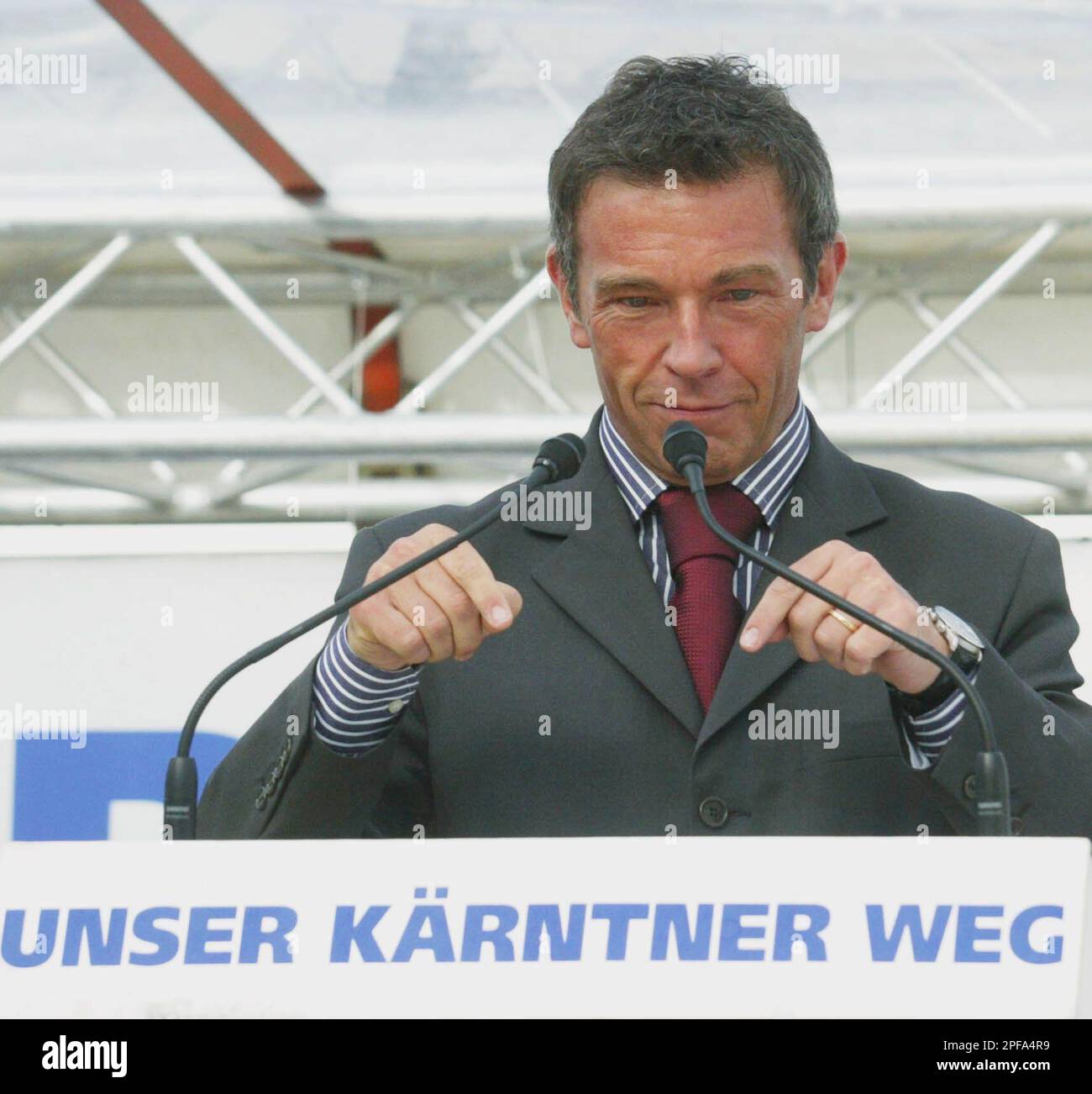 Kaerntens Landeshauptmann Joerg Haider haelt am Samstag, 16. Nov. 2002 ...